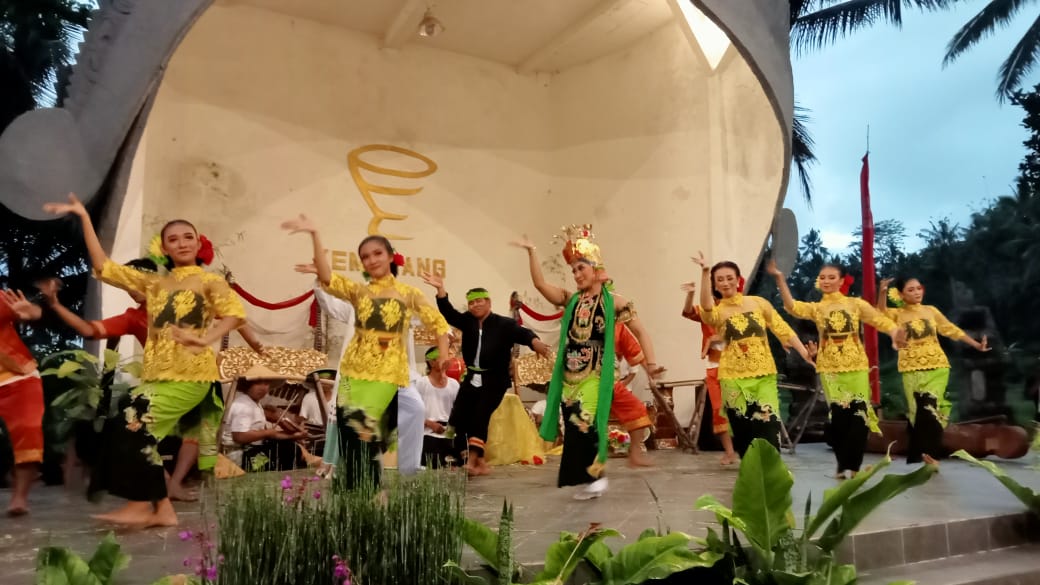Komunitas Osing Pelestari Adat Tradisi Launching Sendratari "Temurune ...
