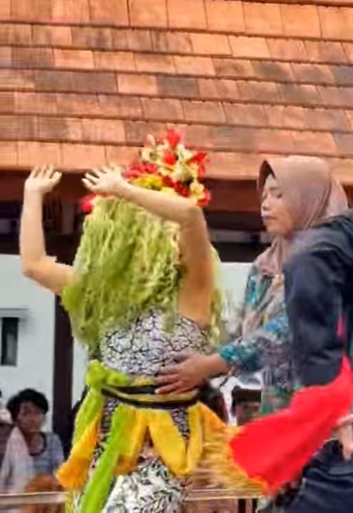 Ritual Adat Seblang Olehsari Pagelaran Seni Tradisi Suku Osing Yang ...